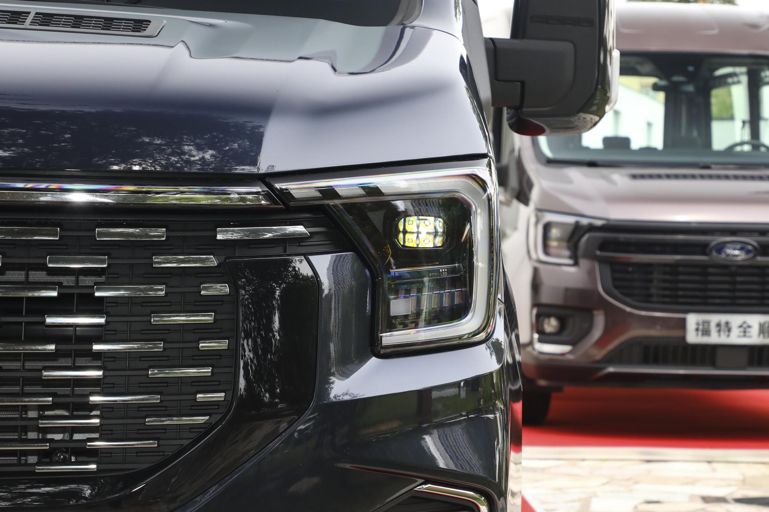 全顺 2024款 V363 2.3T柴油自动中轴中顶9座图片_福特_5/51张图片_汽车外观图库_懂车帝