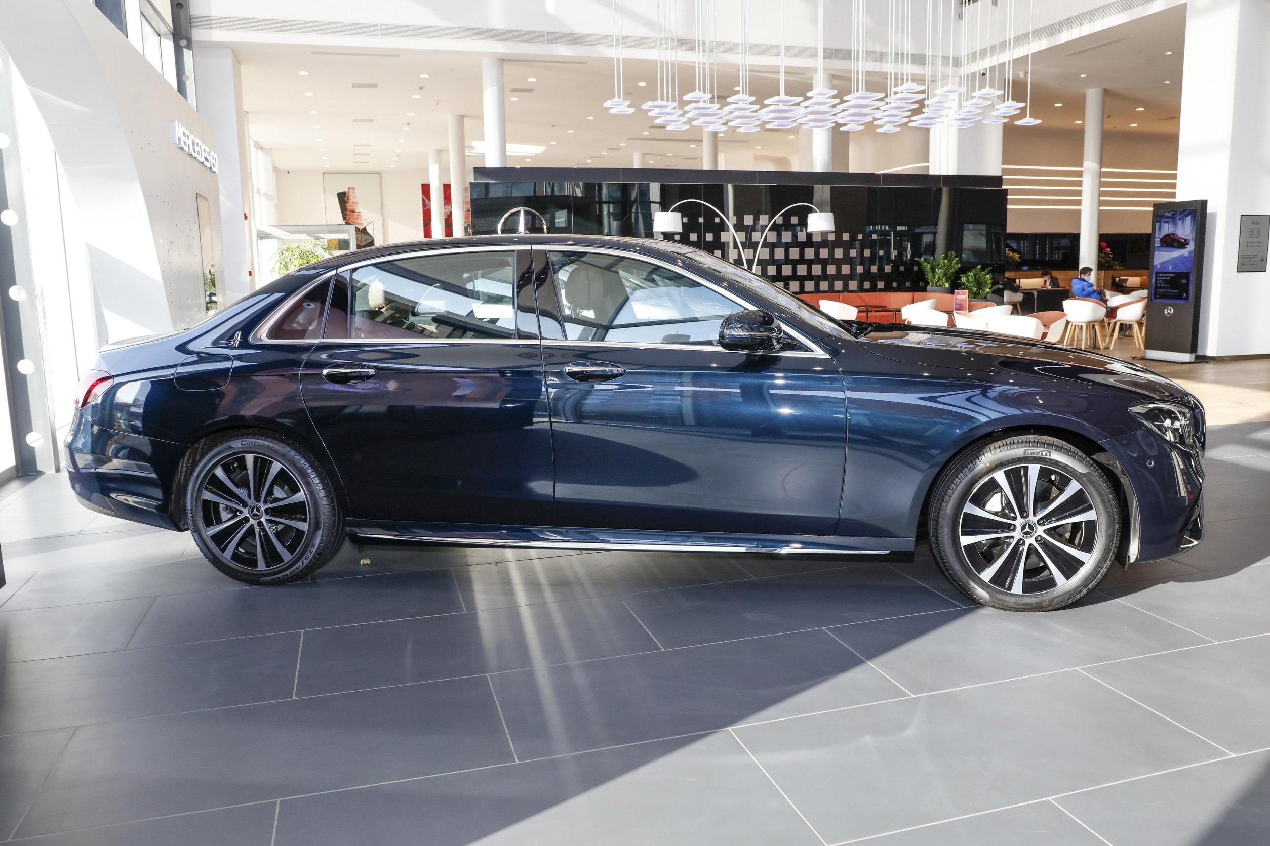 奔驰E级PHEV 2023款 E 350 e L 运动轿车图片_奔驰_12/143张图片_汽车外观图库_懂车帝