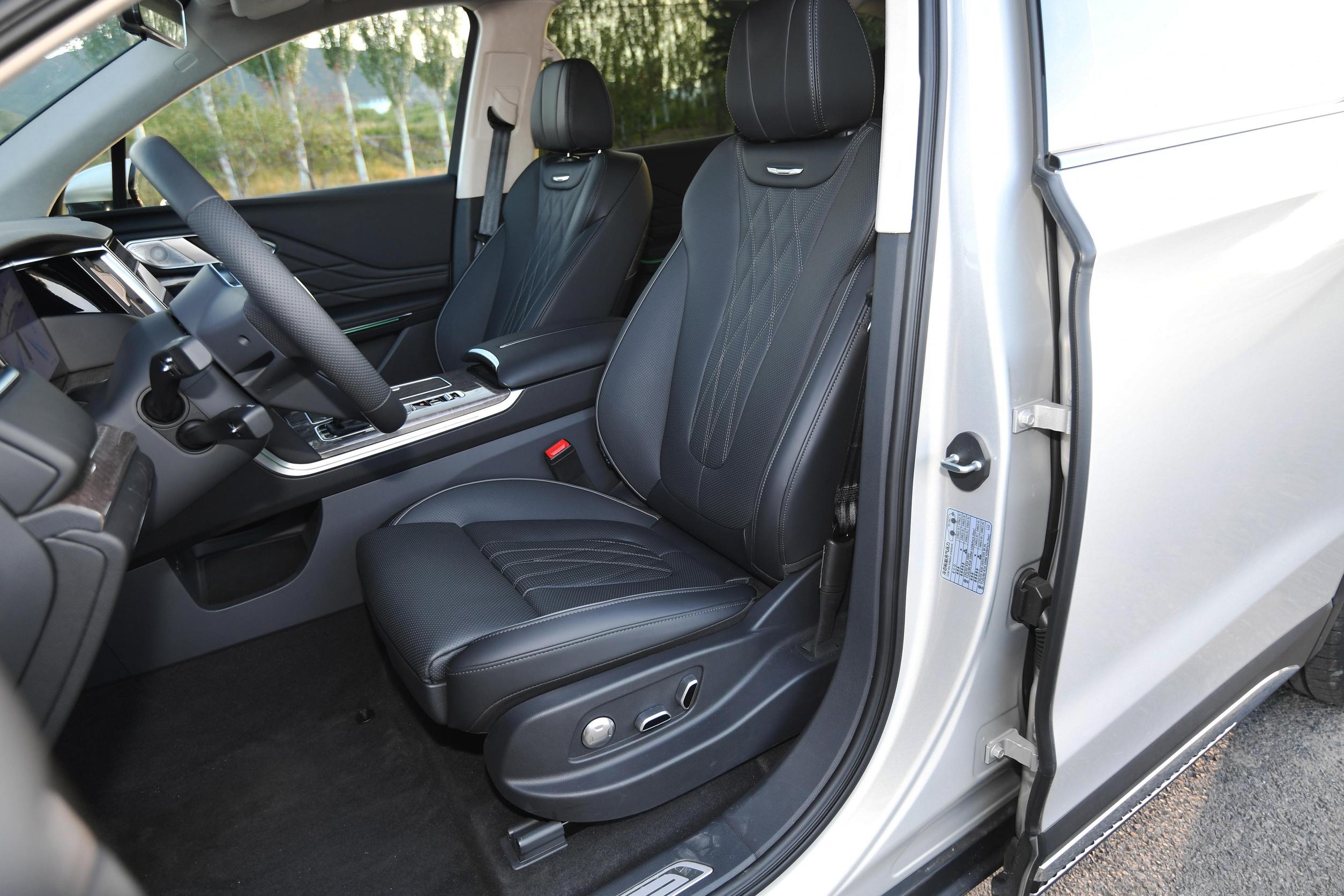 红旗HS7 2023款 2.0T 四驱旗领版 6座图片_红旗_3/184张图片_汽车空间图库_懂车帝