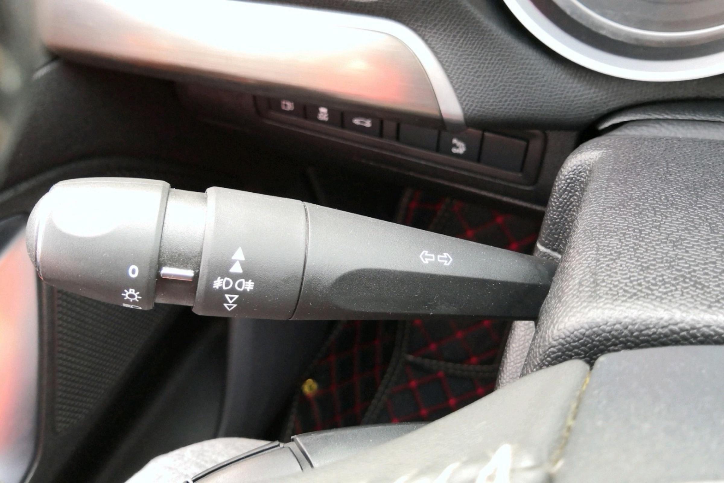 标致408 2015款 1.2T 自动荣耀版图片_标致_2/8张图片_汽车内饰图库_懂车帝