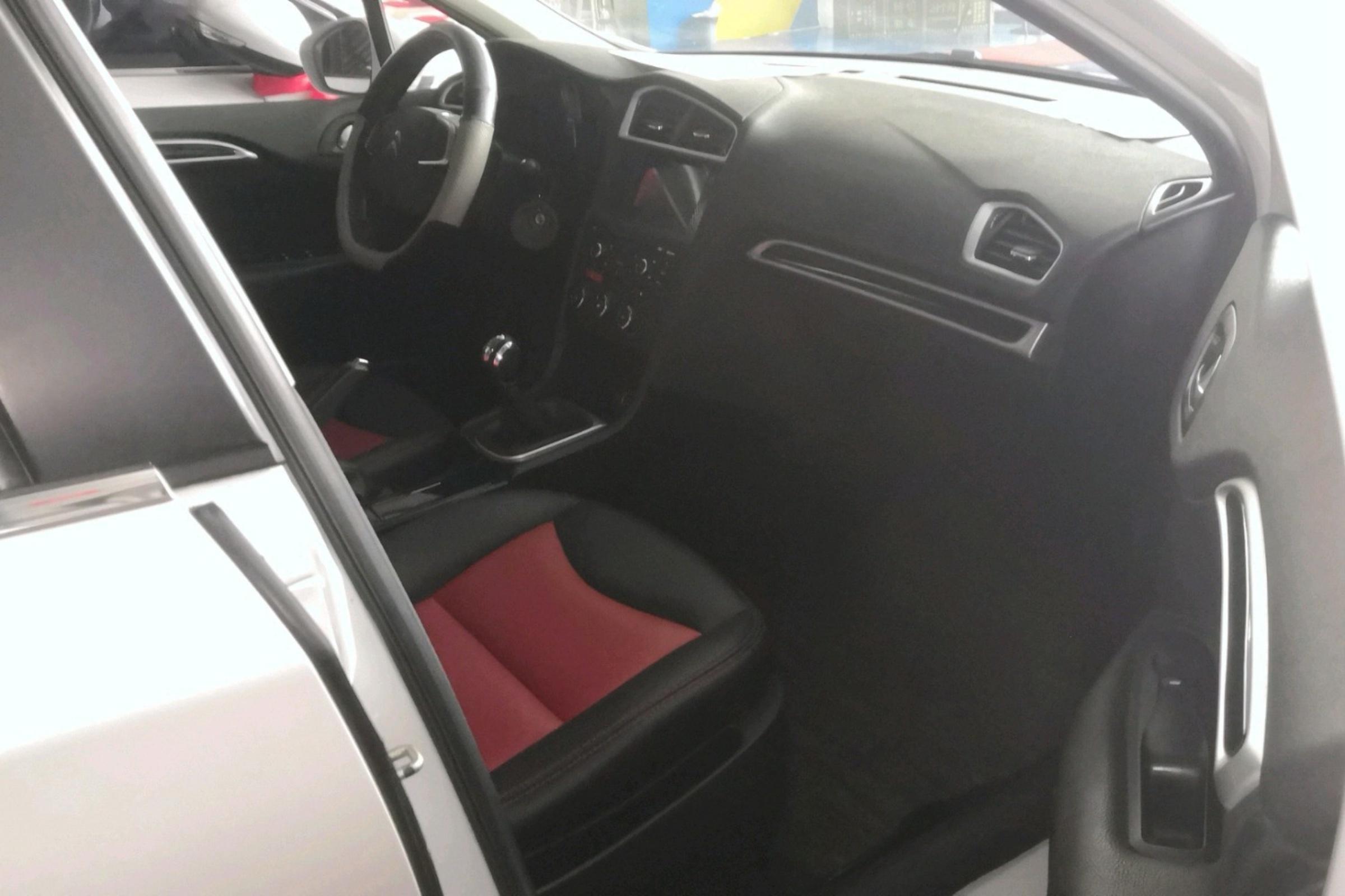 雪铁龙C4L 2014款 1.8L 智驱版 手动劲享型图片_雪铁龙_3/8张图片_汽车内饰图库_懂车帝