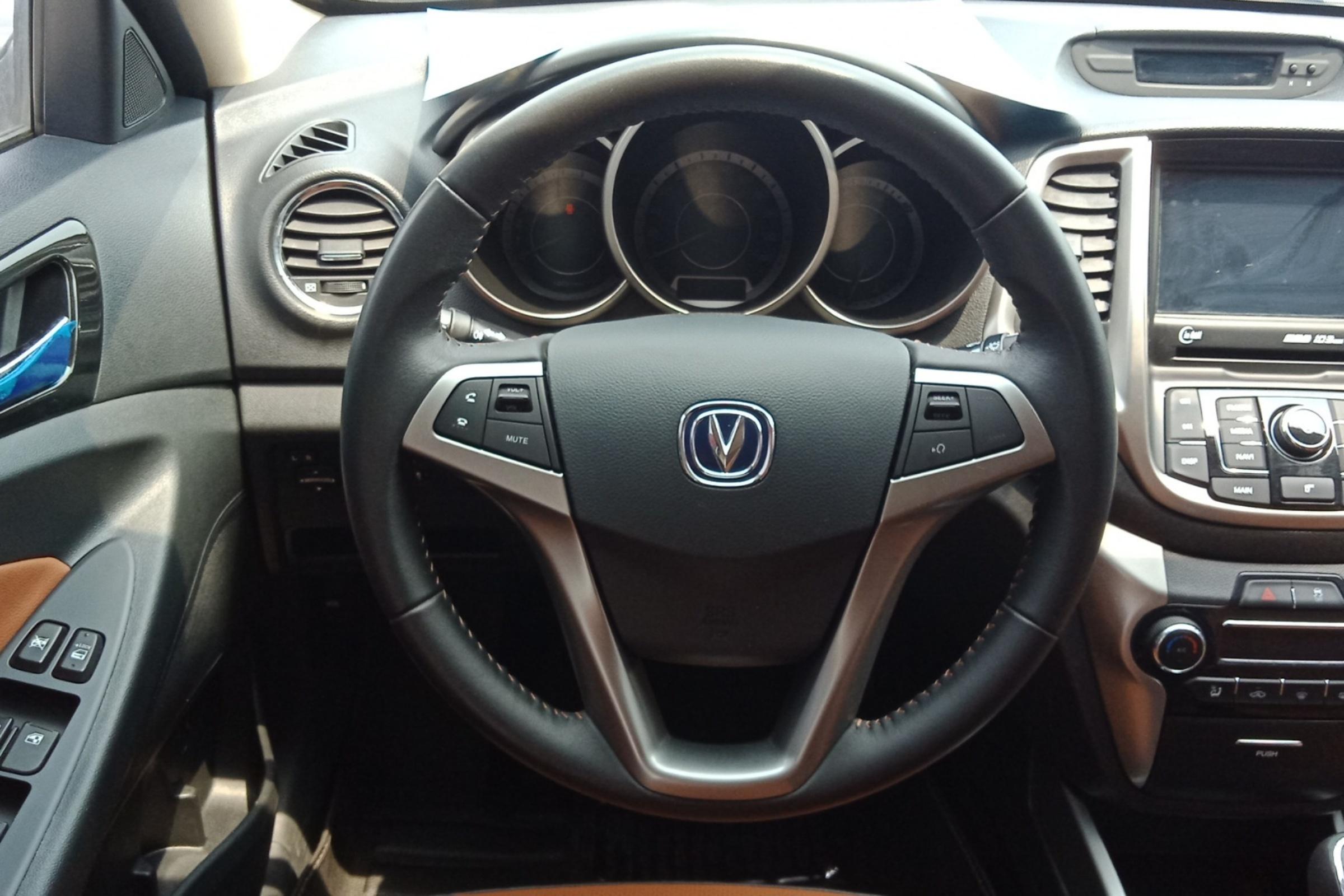 逸动XT 2016款 1.6L 手动汽车之家定制版 国V图片_长安_6/8张图片_汽车内饰图库_懂车帝