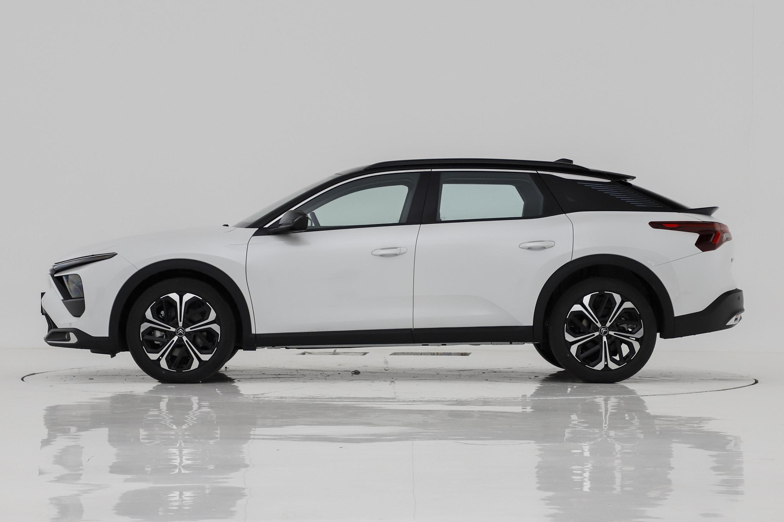 凡尔赛C5 X 2023款 1.6T 耀不凡图片_雪铁龙_4/41张图片_汽车外观图库_懂车帝