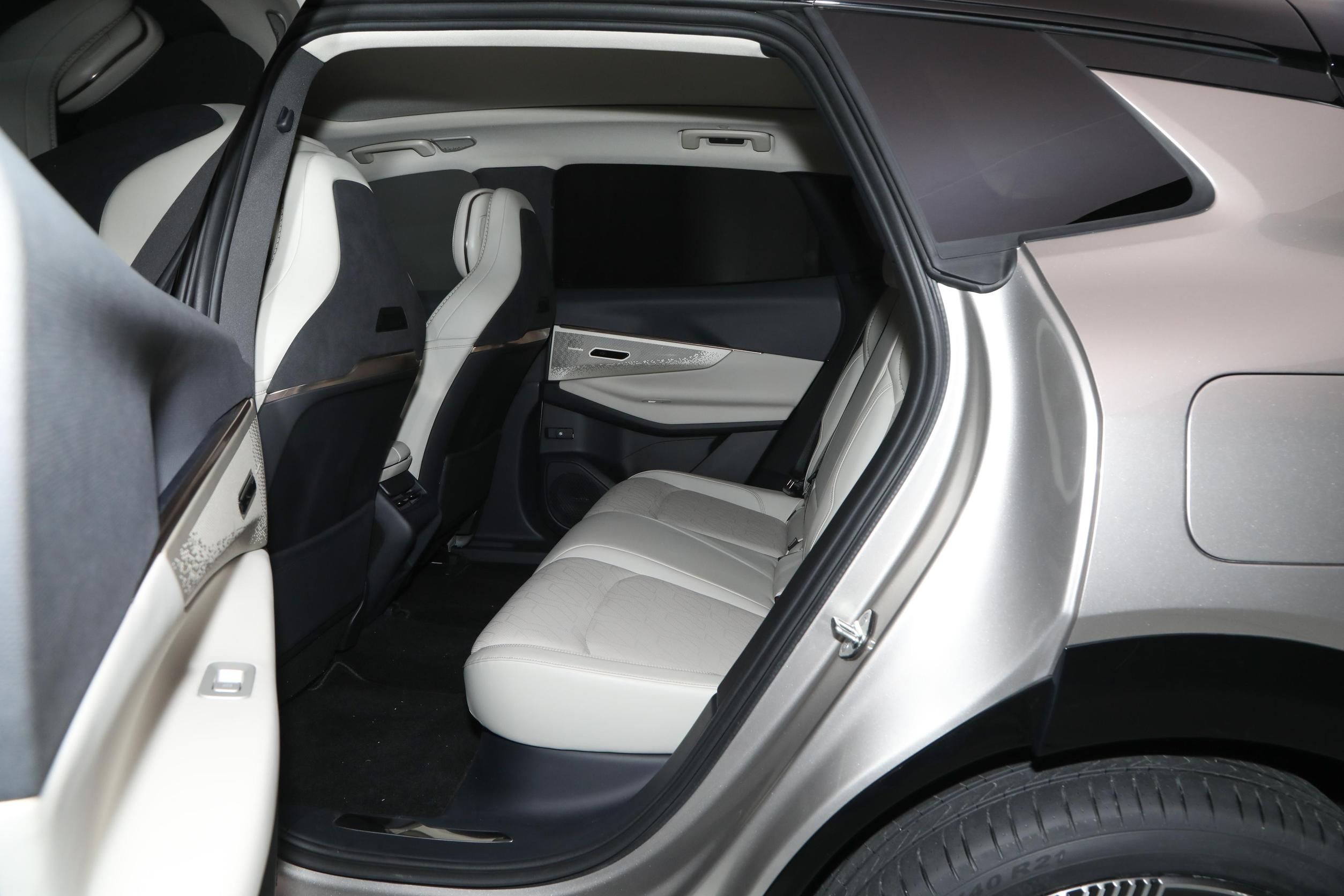 领克08 EM-P 2023款 试装车图片_领克_9/76张图片_汽车空间图库_懂车帝