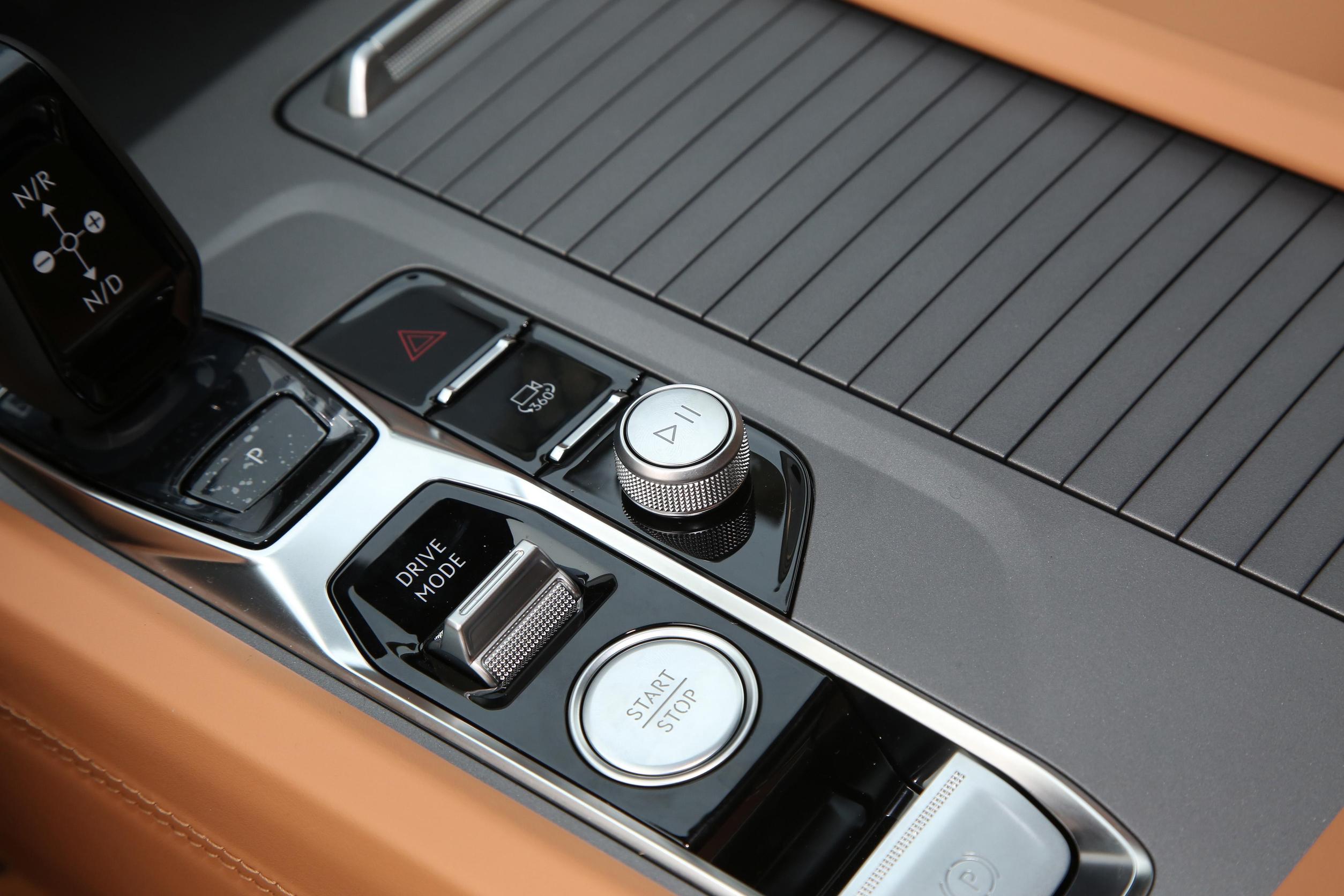 领克09 EM-P 2024款 2.0TD 六座HALO图片_领克_21/30张图片_汽车内饰图库_懂车帝