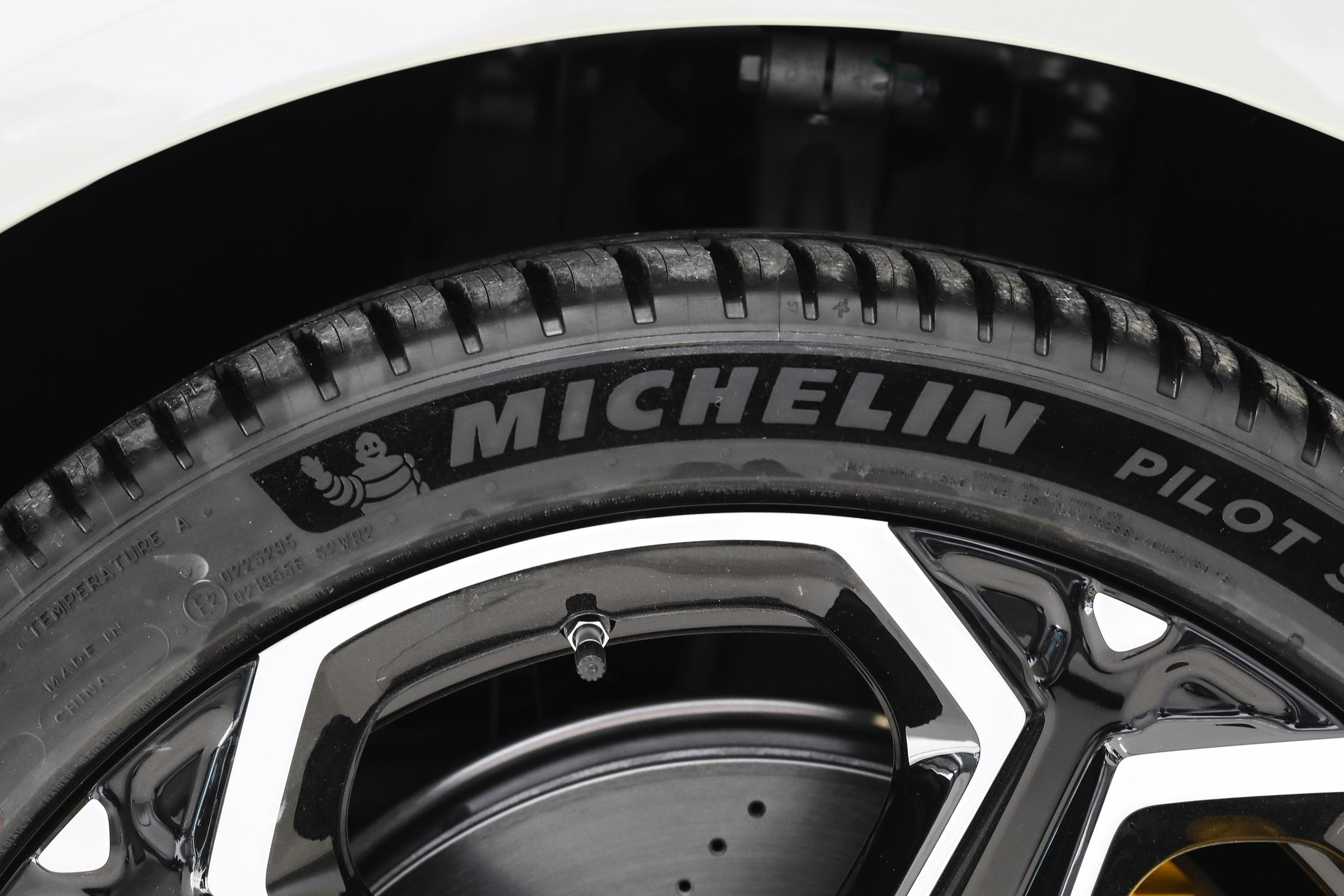 小米SU7壁纸_小米SU7_小米SU7外观图片_3/788张图片_小米SU7雅灰/整车外观图片_懂车帝