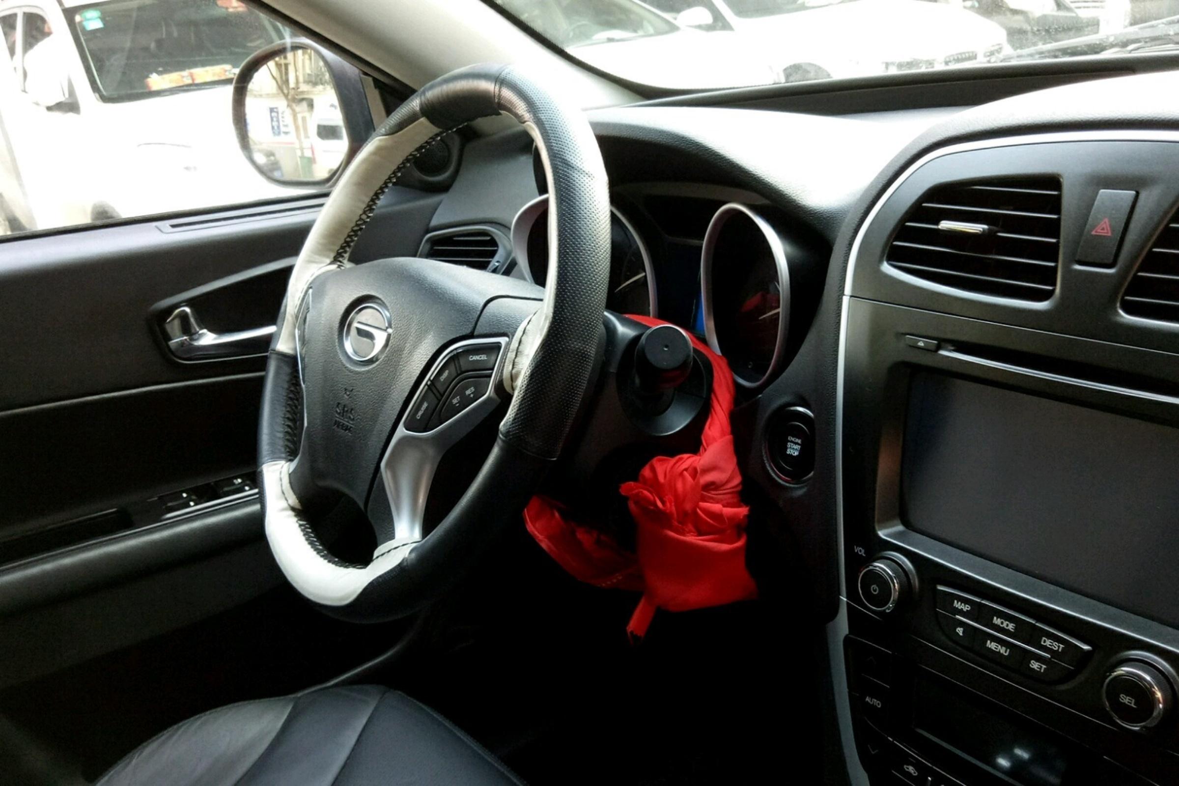 传祺GS5 2012款 2.0L 自动两驱尊贵版图片_广汽传祺_1/8张图片_汽车内饰图库_懂车帝