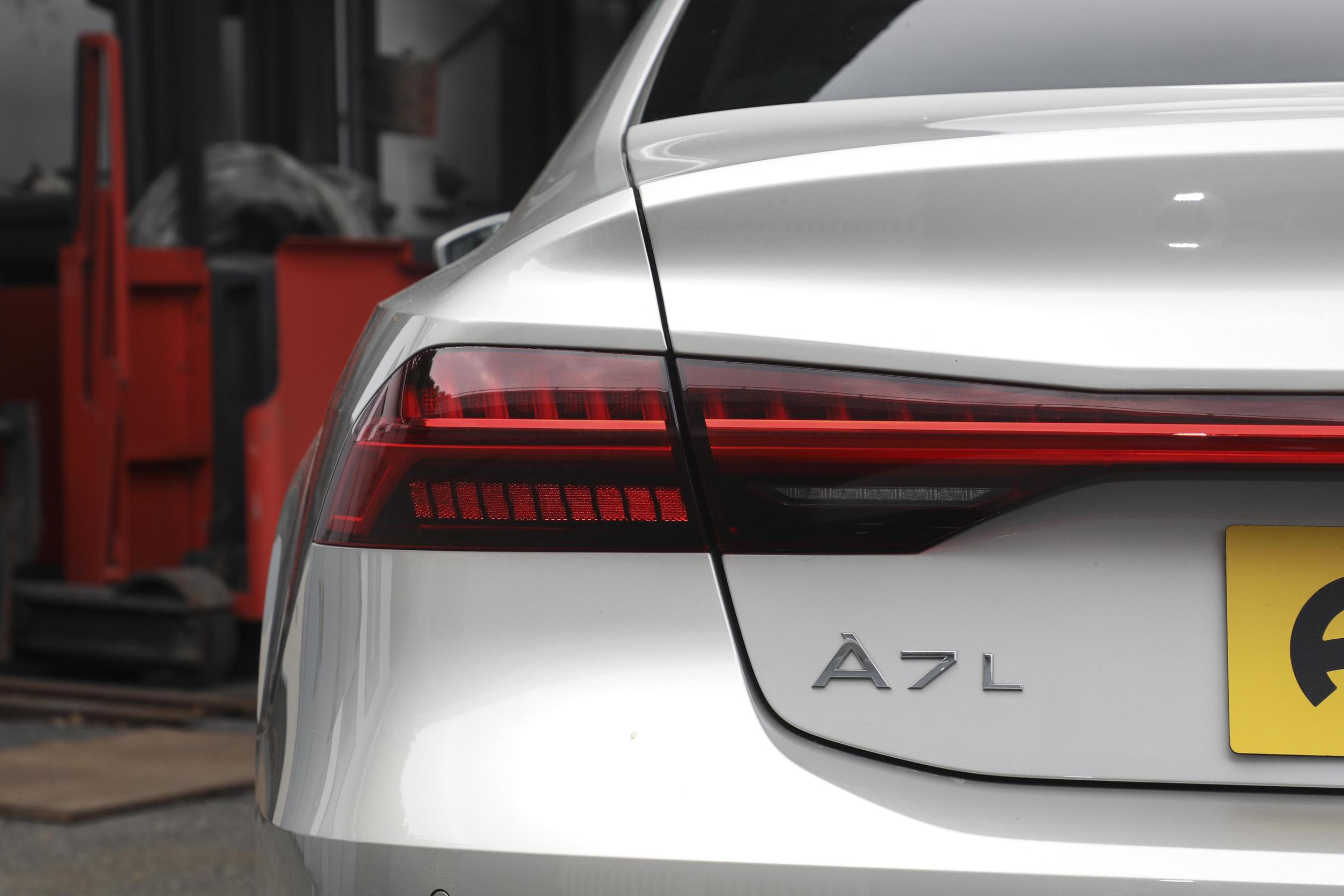 奥迪A7L 2022款 55 TFSI quattro S-line 境远型流晶套装图片_奥迪_6/88张图片_汽车外观图库_懂车帝