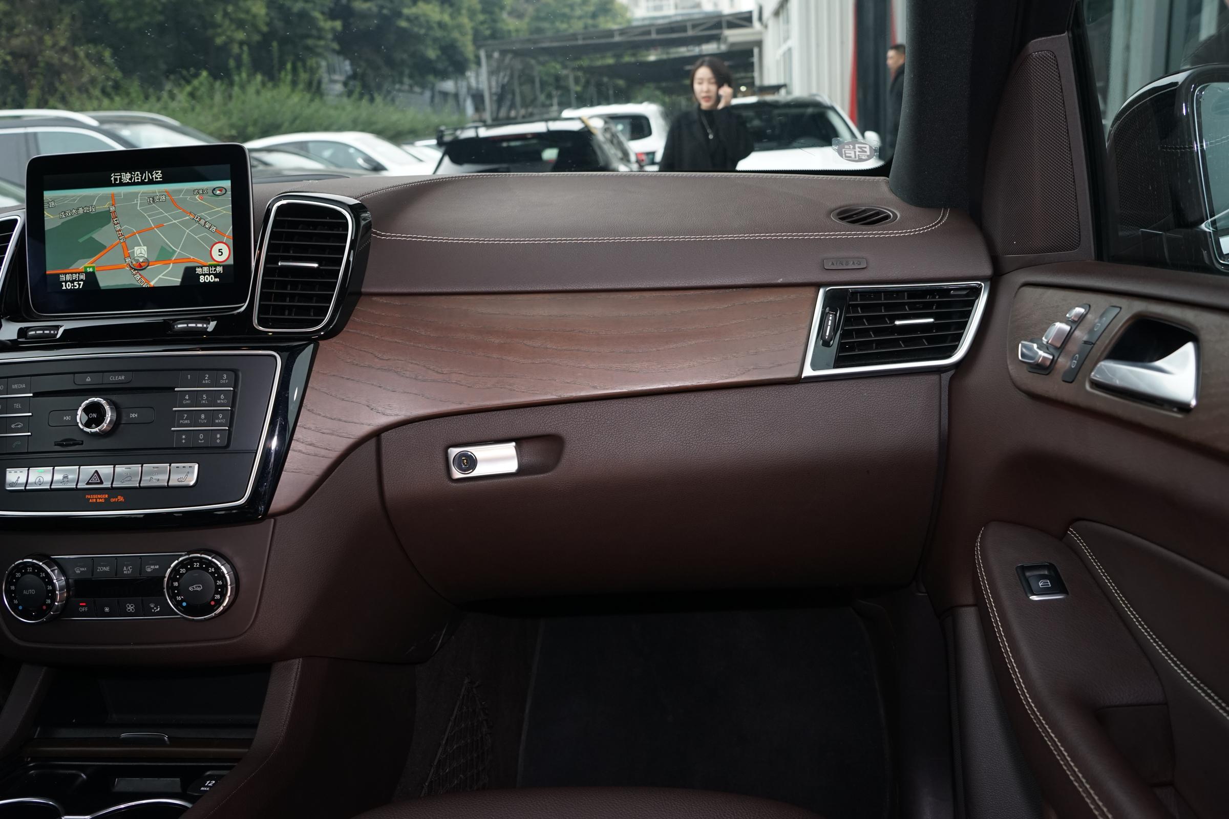 奔驰GLE 2019款 GLE 320 4MATIC 豪华型臻藏版图片_奔驰_1/24张图片_汽车内饰图库_懂车帝