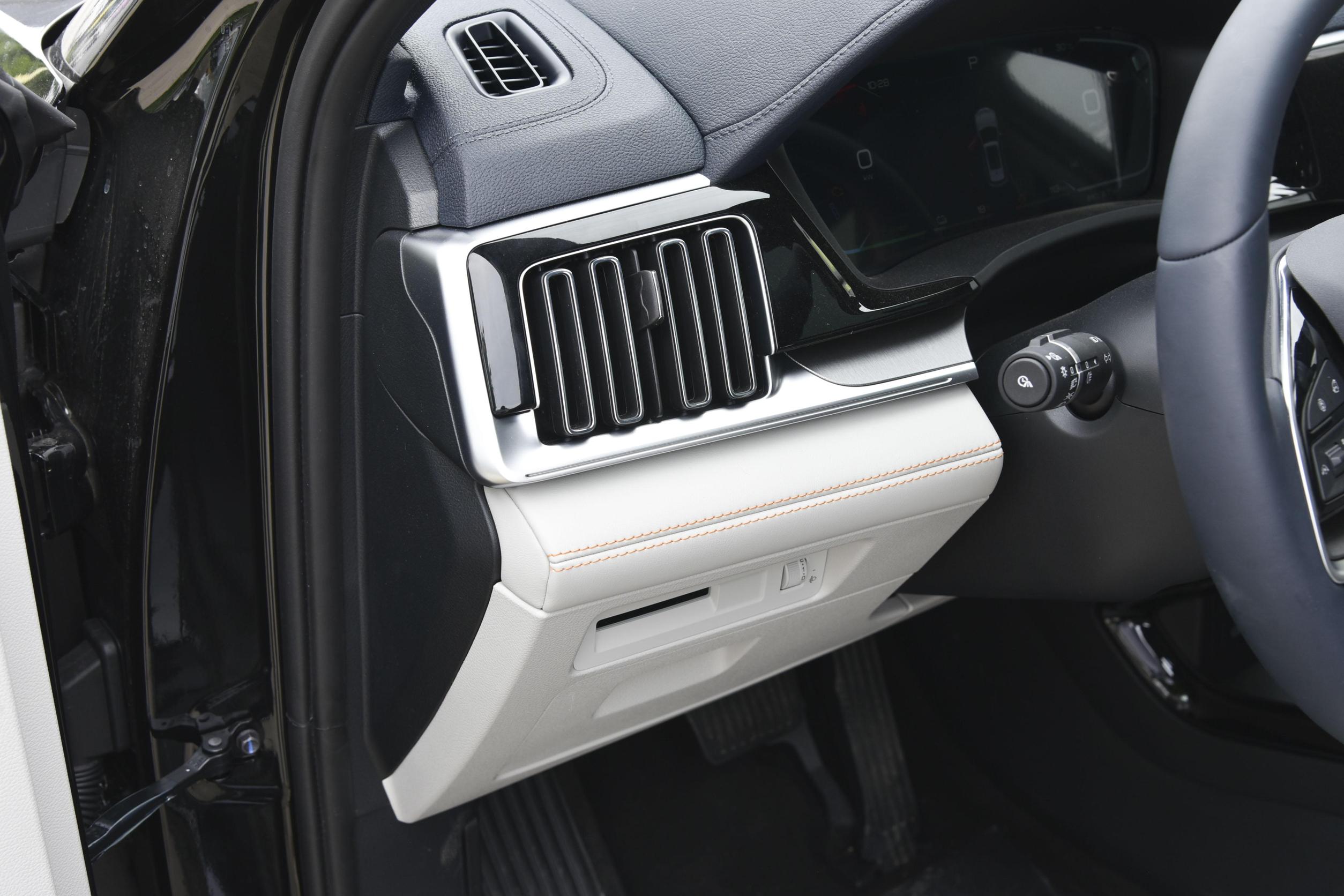 宋PLUS DM-i 2023款 DM-i 冠军版 110KM旗舰PLUS图片_比亚迪_1/70张图片_汽车内饰图库_懂车帝