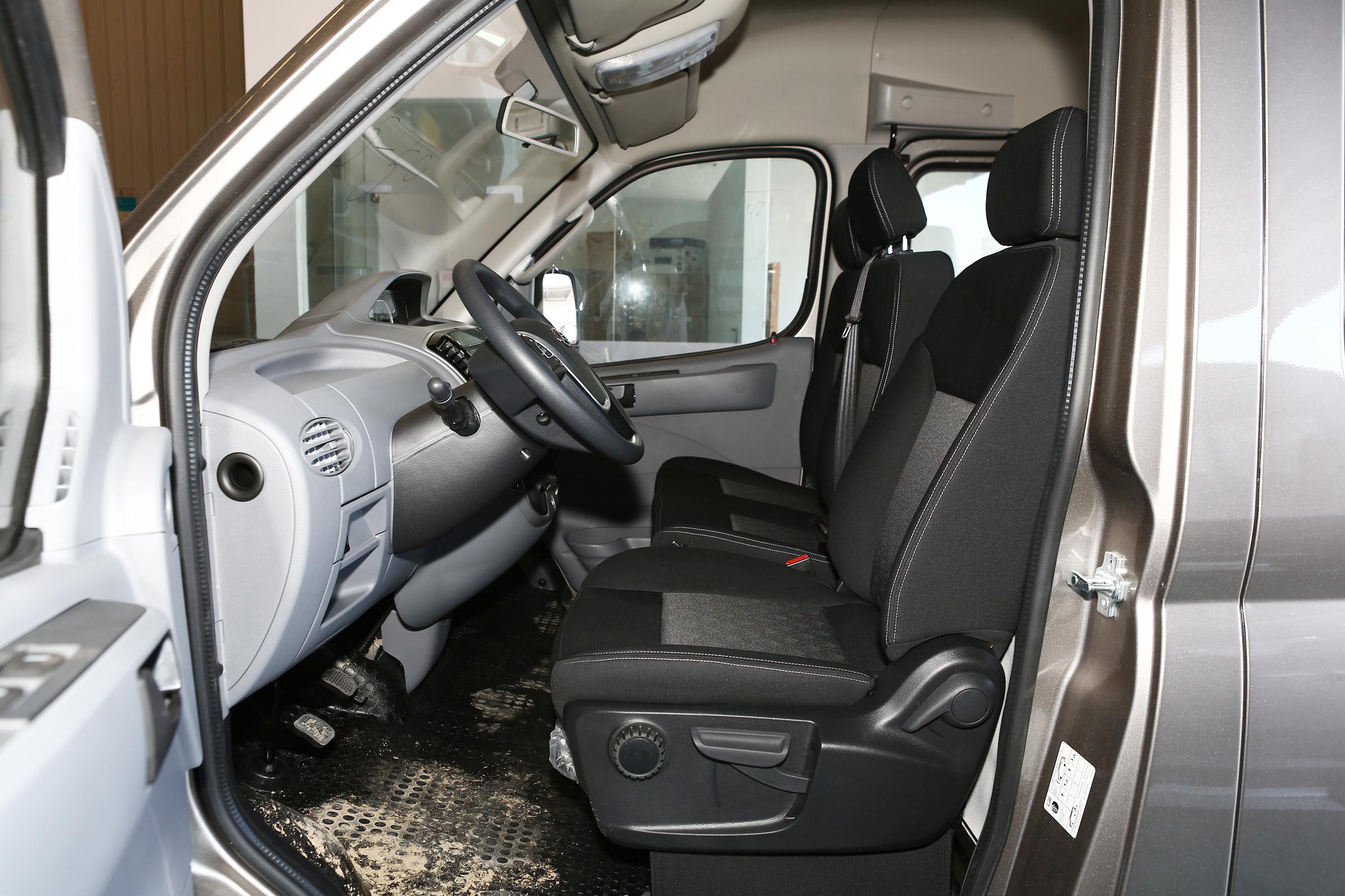 上汽大通MAXUS 新途V80 2019款 2019款 2.5T经典款6挡手动傲运通改款短轴中顶5/6座图片_上汽大通MAXUS_5/59张图片_汽车空间图库_懂车帝