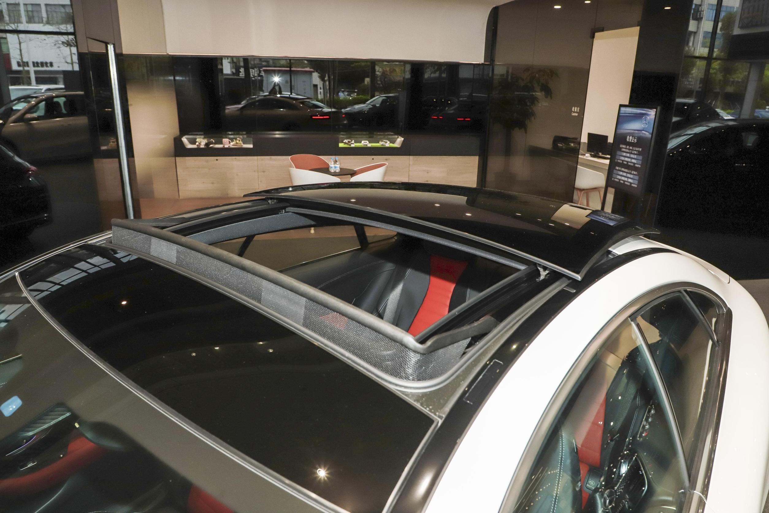 奔驰E级(进口) 2023款 E 260 4MATIC 轿跑车图片_奔驰_78/83张图片_汽车外观图库_懂车帝