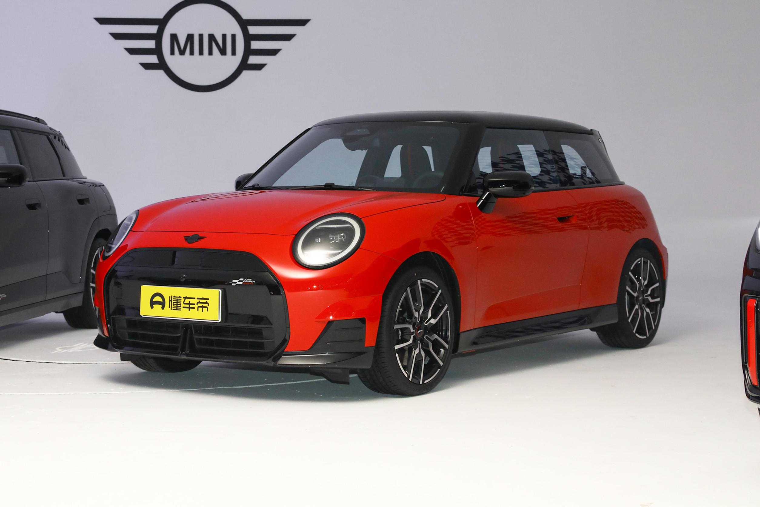 电动MINI COOPER 2024款 COOPER SE 赛车手图片_MINI_2/71张图片_汽车外观图库_懂车帝