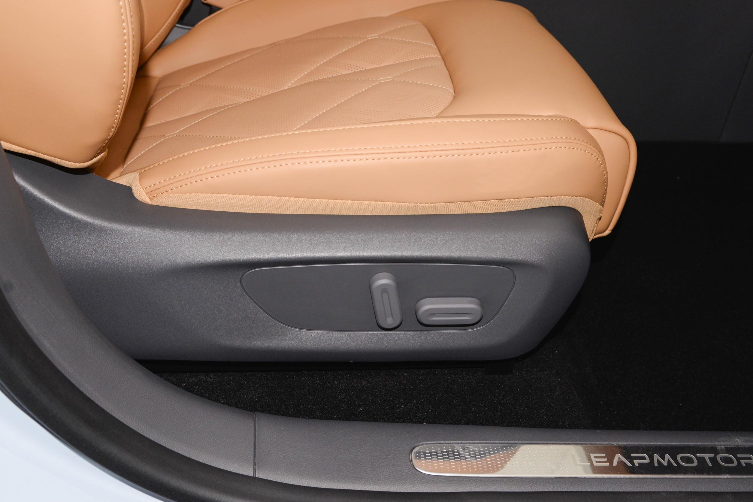 零跑C01 2024款 增程式 316尊享版图片_零跑汽车_14/53张图片_汽车空间图库_懂车帝