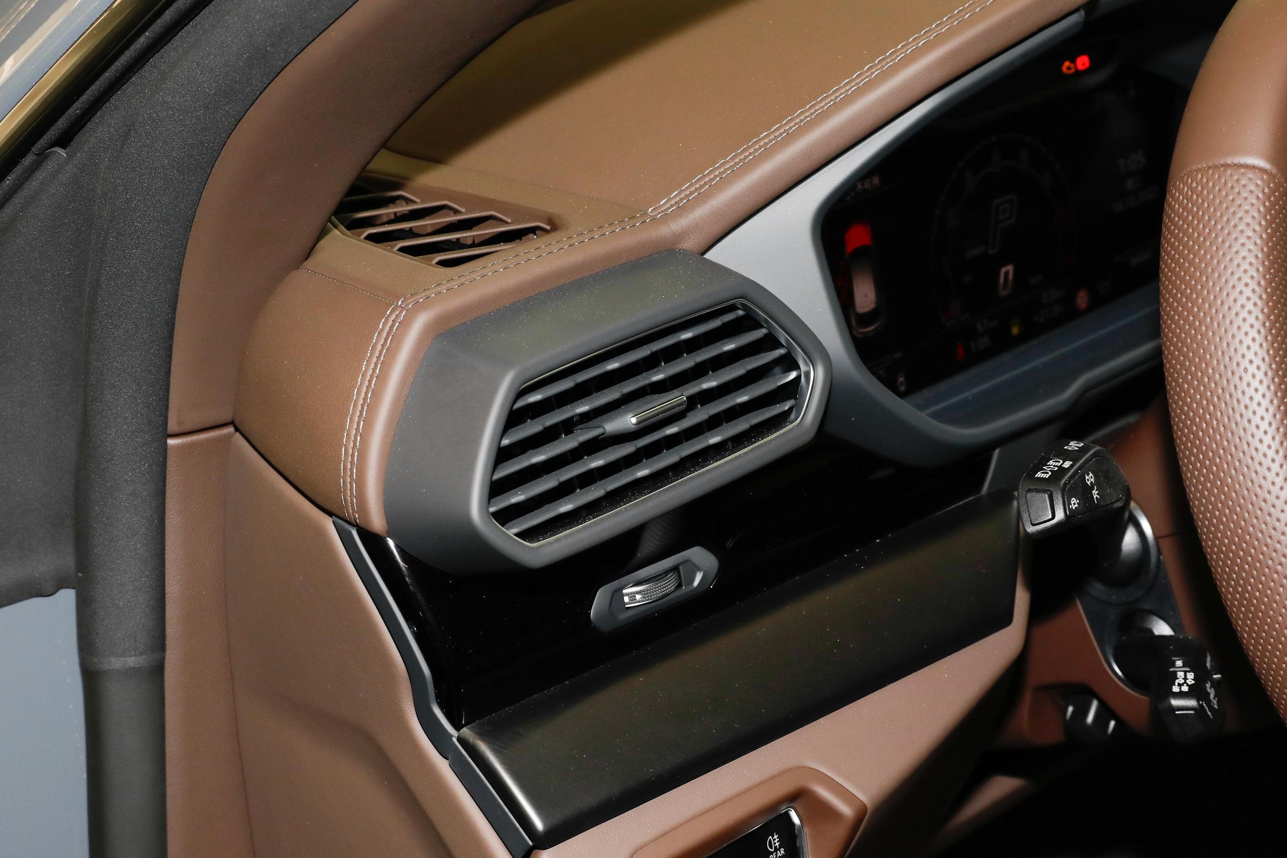 Urus 2023款 4.0T V8 S图片_兰博基尼_15/35张图片_汽车内饰图库_懂车帝