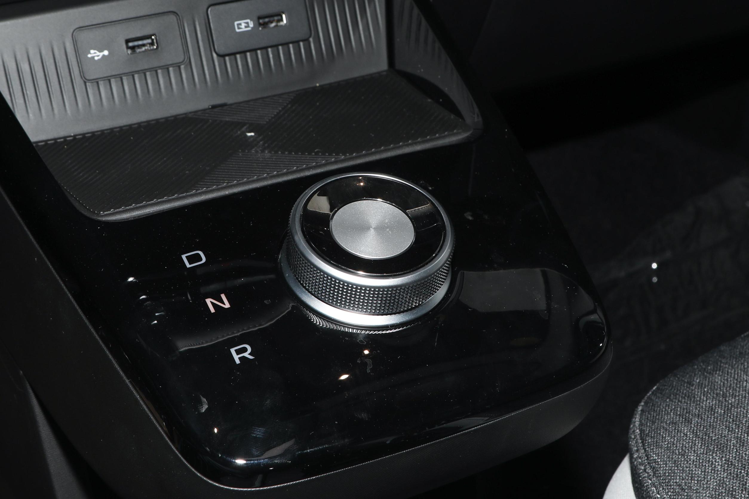 吉利几何E萤火虫 2024款 301KM 流光图片_吉利几何_9/29张图片_汽车内饰图库_懂车帝