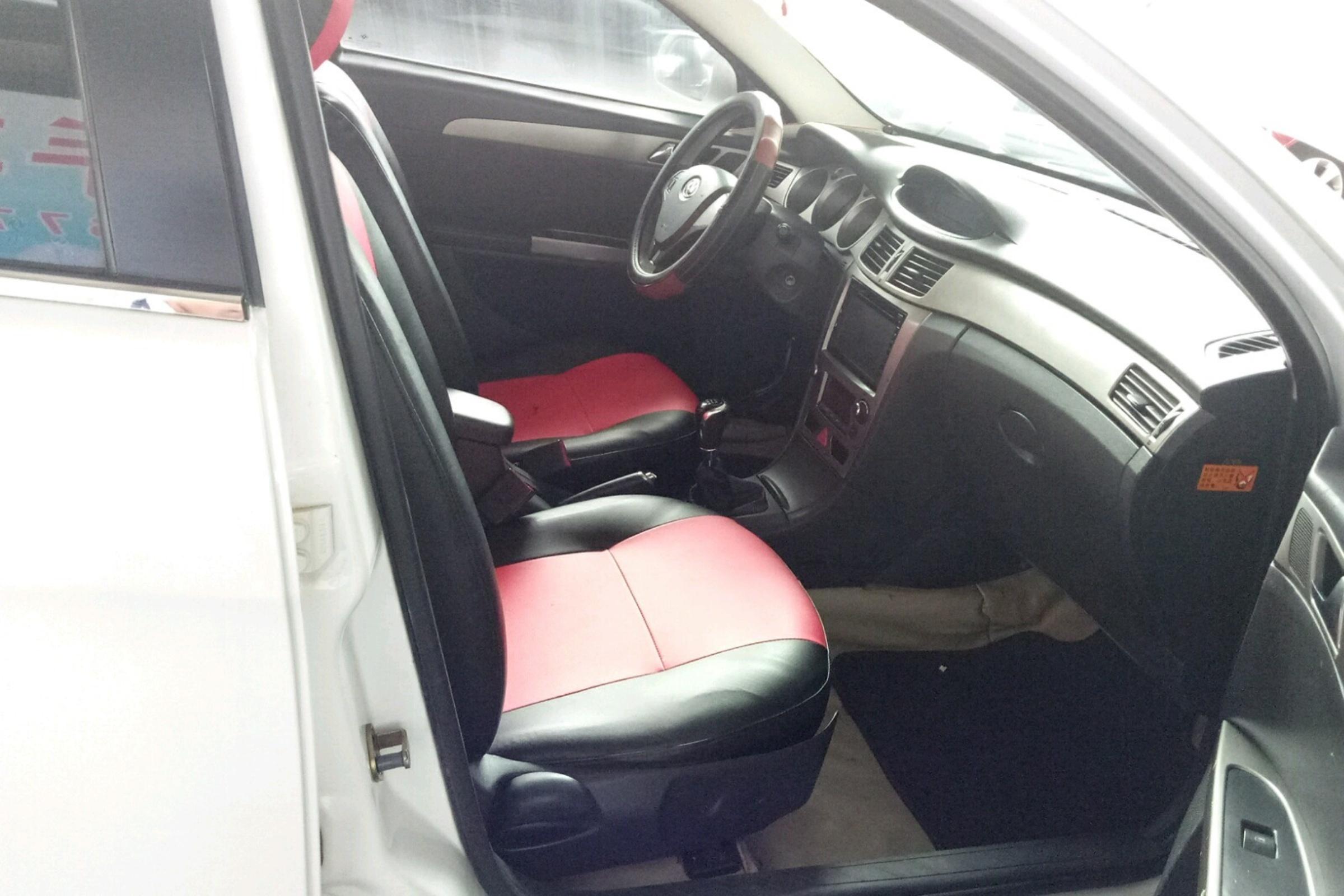 东风风神H30 2011款 CROSS 1.6L 手动尊逸型图片_东风风神_2/8张图片_汽车内饰图库_懂车帝