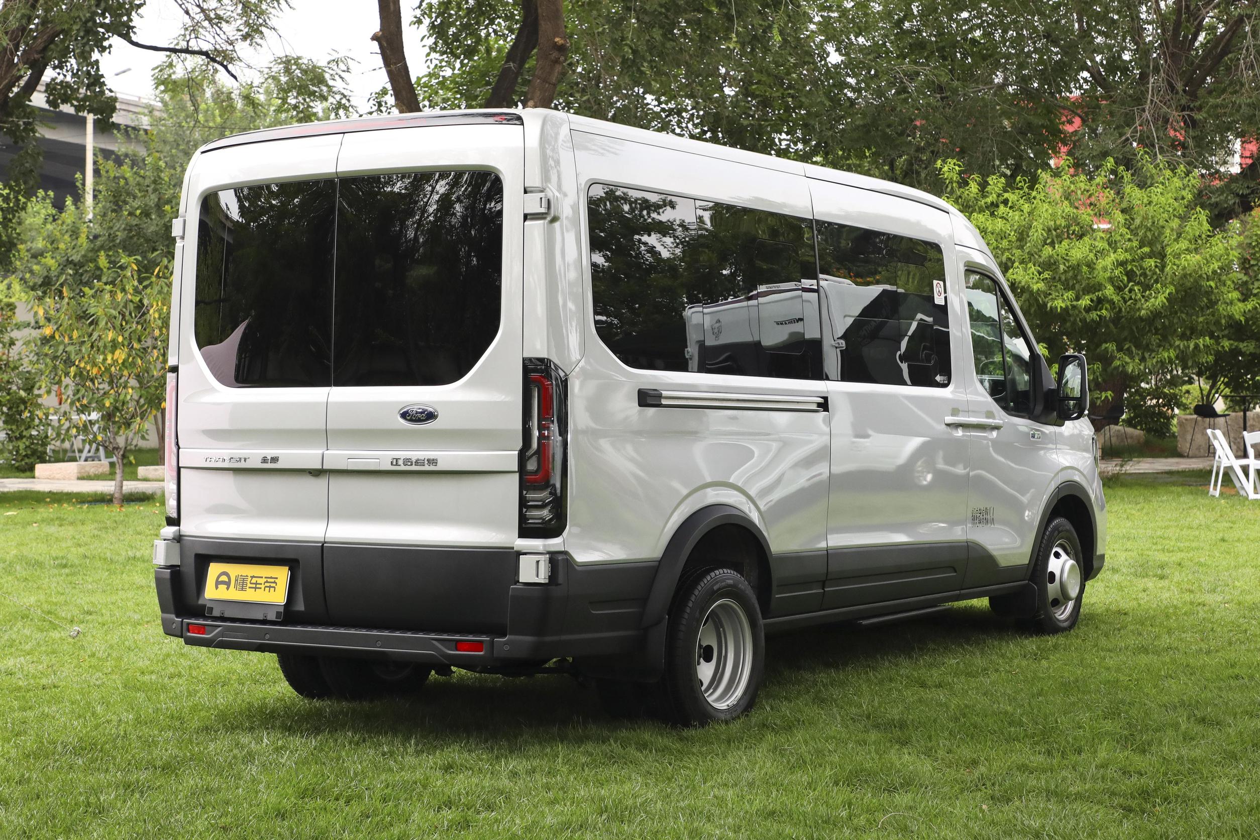 全顺 2024款 V363 2.3T柴油自动长轴中顶15座图片_福特_5/55张图片_汽车外观图库_懂车帝