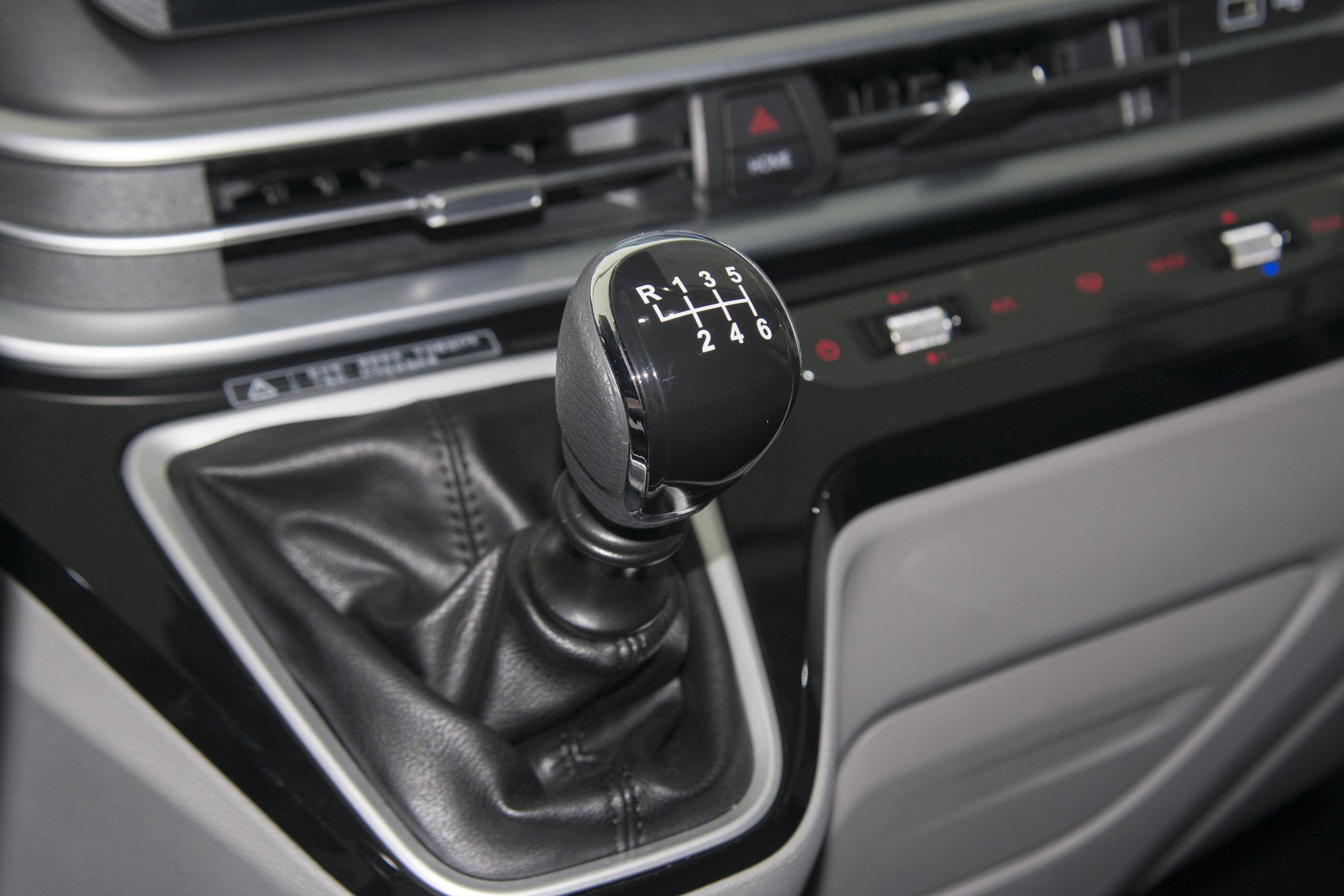 依维柯聚星 2023款 C30 2.0T 手动挡 客货车 5-9座低顶 93KW 星途版图片_依维柯_9/32张图片_汽车内饰图库_懂车帝