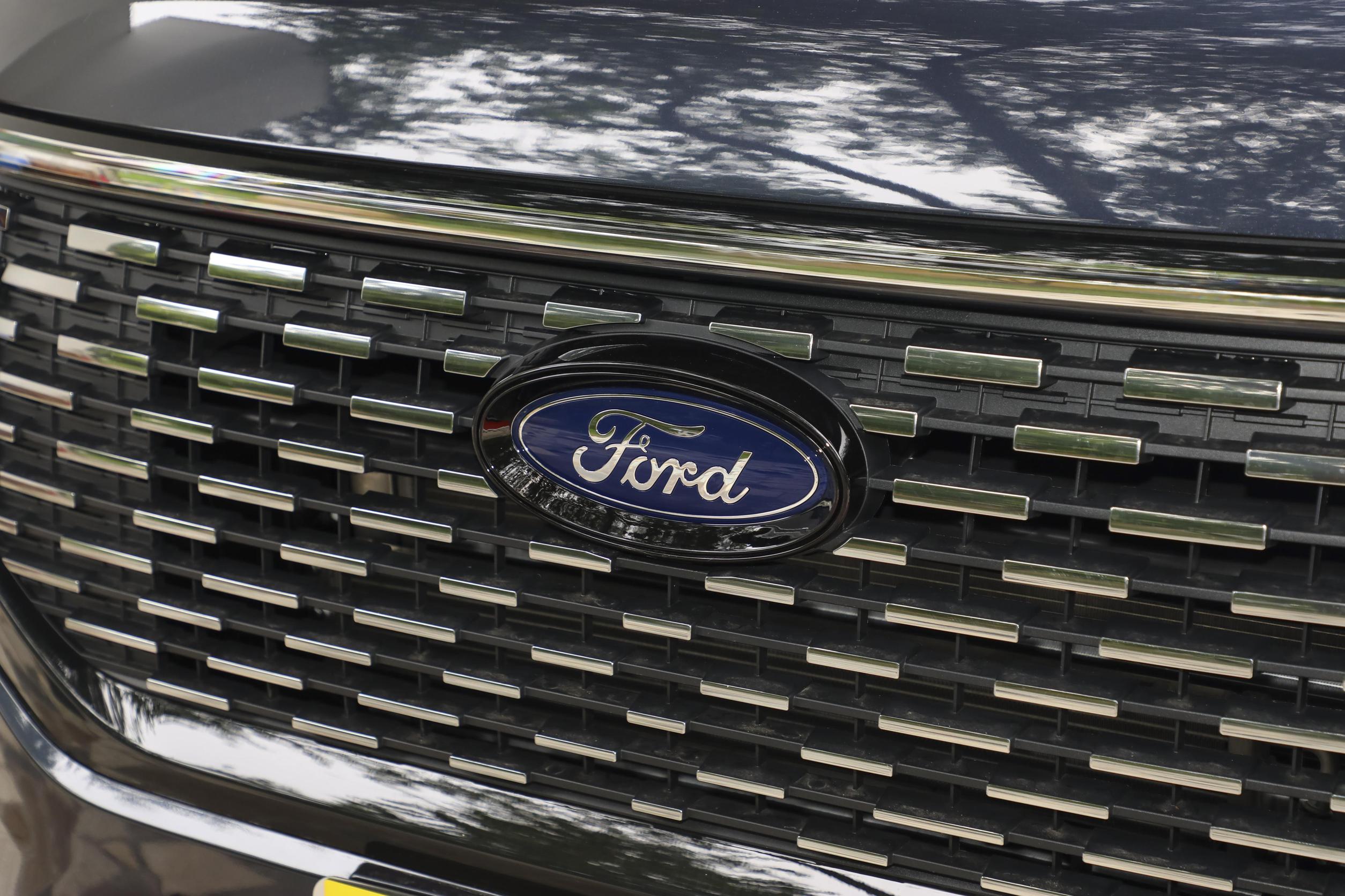 全顺 2024款 V363 2.3T柴油自动中轴中顶9座图片_福特_36/51张图片_汽车外观图库_懂车帝