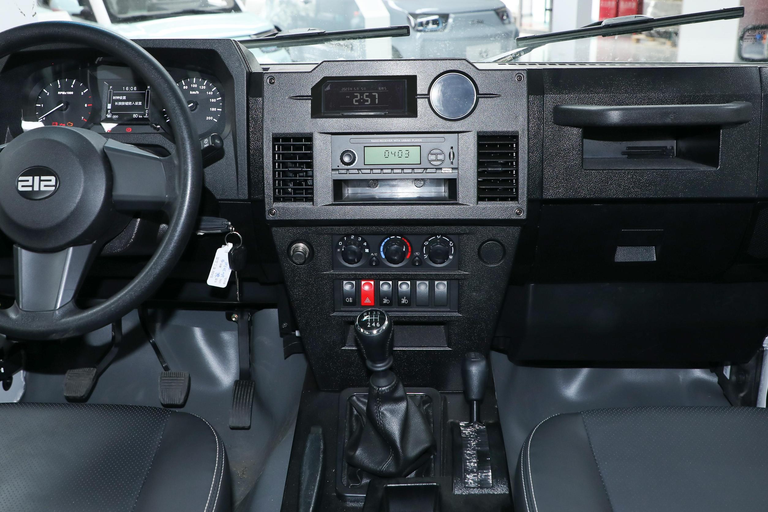 212 2023款 狙击手 2.4T 手动轻装款图片_北汽制造_46/27张图片_汽车内饰图库_懂车帝