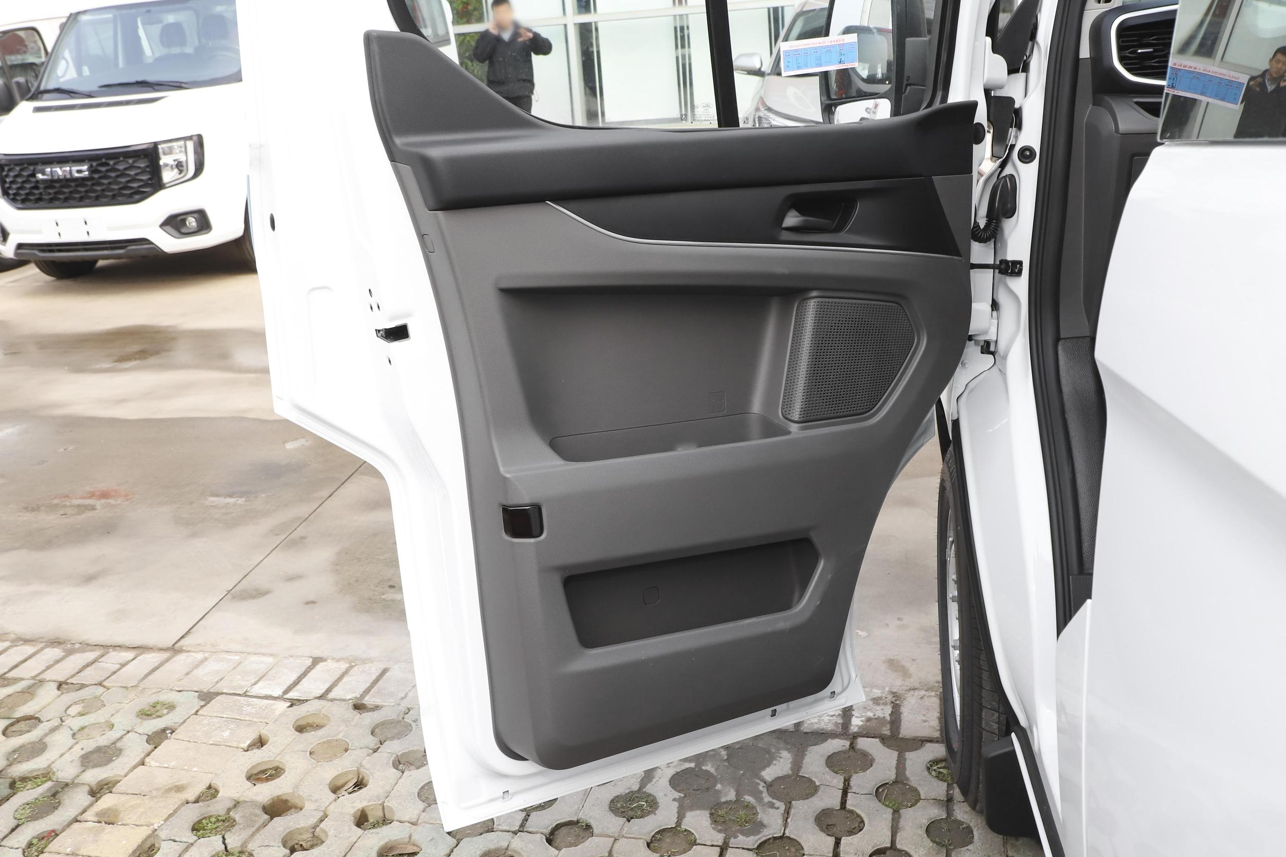 全顺 2023款 V362 2.0T柴油自动多功能商用车中轴中顶5/6座国VI图片_福特_4/48张图片_汽车空间图库_懂车帝