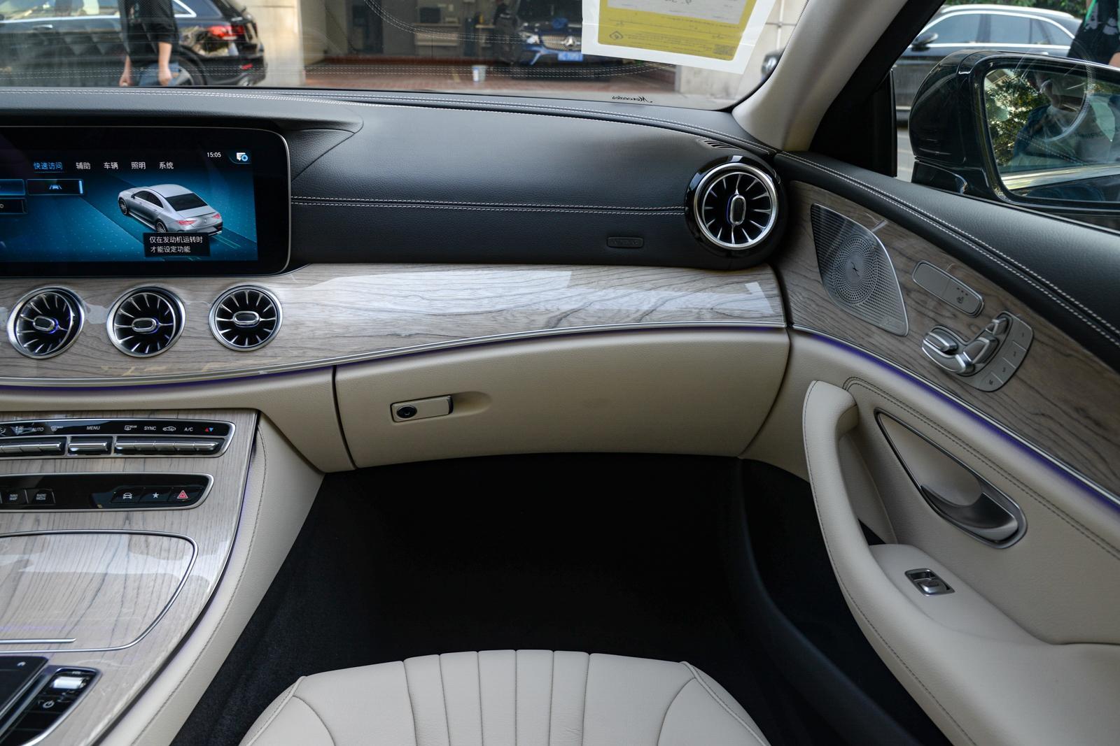 奔驰CLS 2023款 CLS 300 豪华型图片_奔驰_11/59张图片_汽车内饰图库_懂车帝
