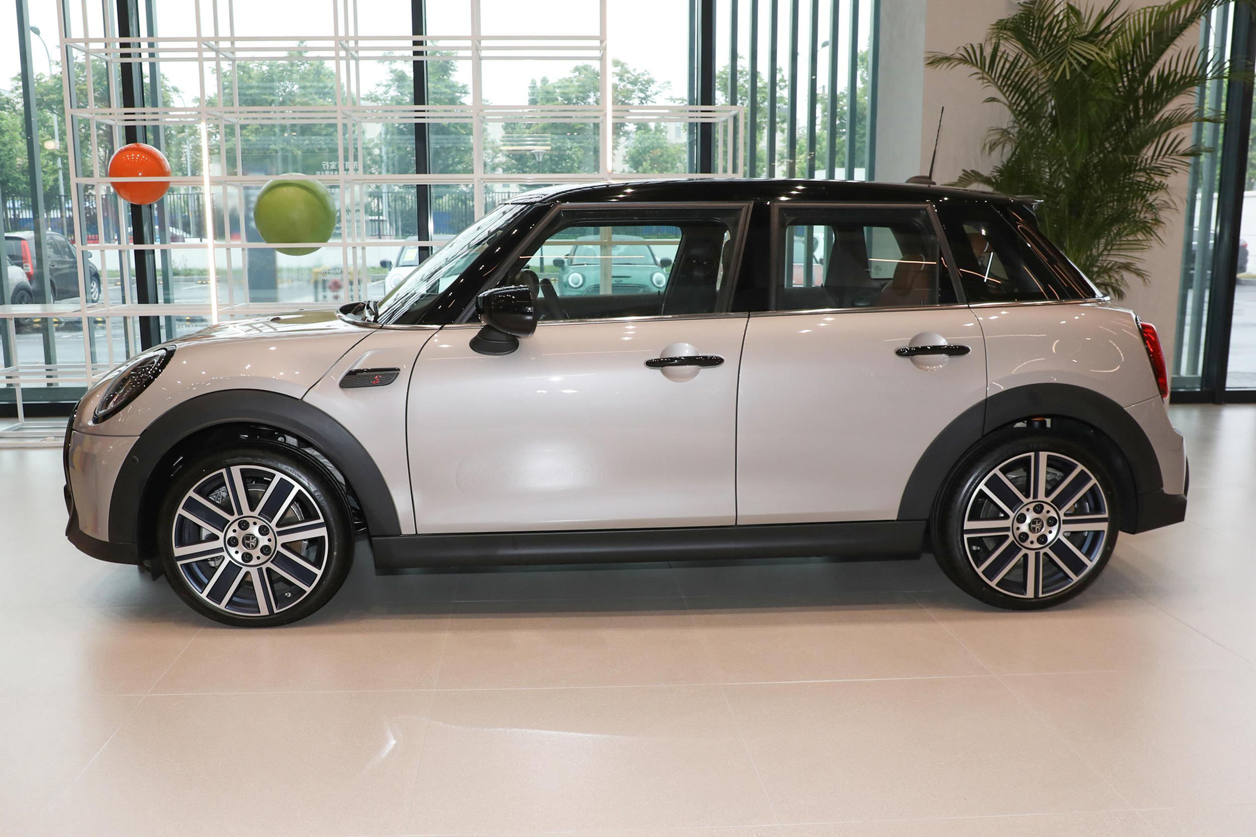 MINI 2023款 改款 2.0T COOPER S 艺术家 五门版图片_MINI_5/44张图片_汽车外观图库_懂车帝